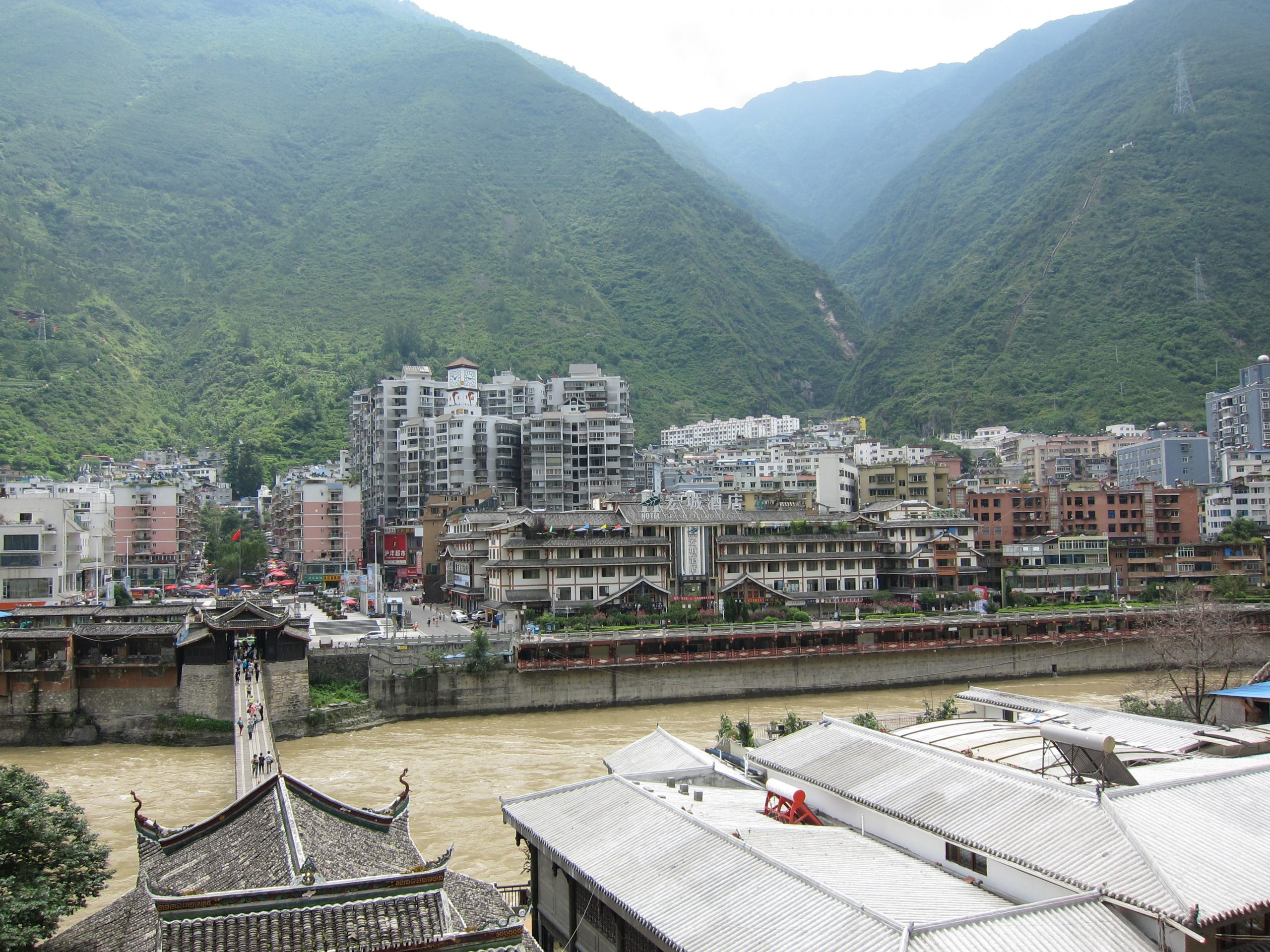 Luding County location, transportation, hotels, and travel information